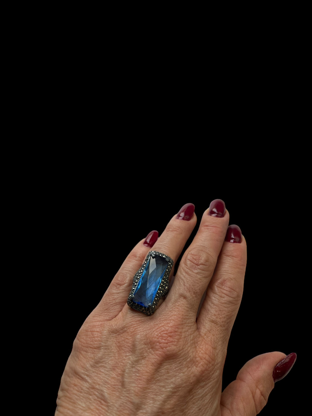 Anillo Bag Pavonado Azul – Regina Castillo Joya Exclusiva Anillos